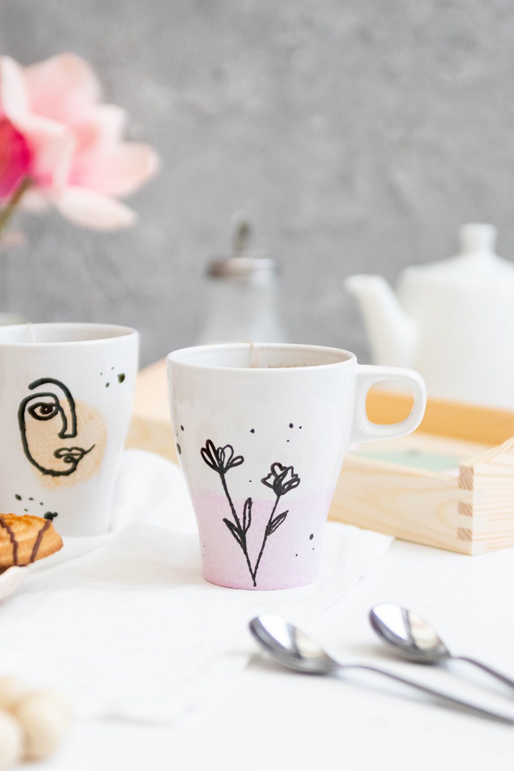 Line Art DIY: Tassen und Tablet im Japandi Style gestalten