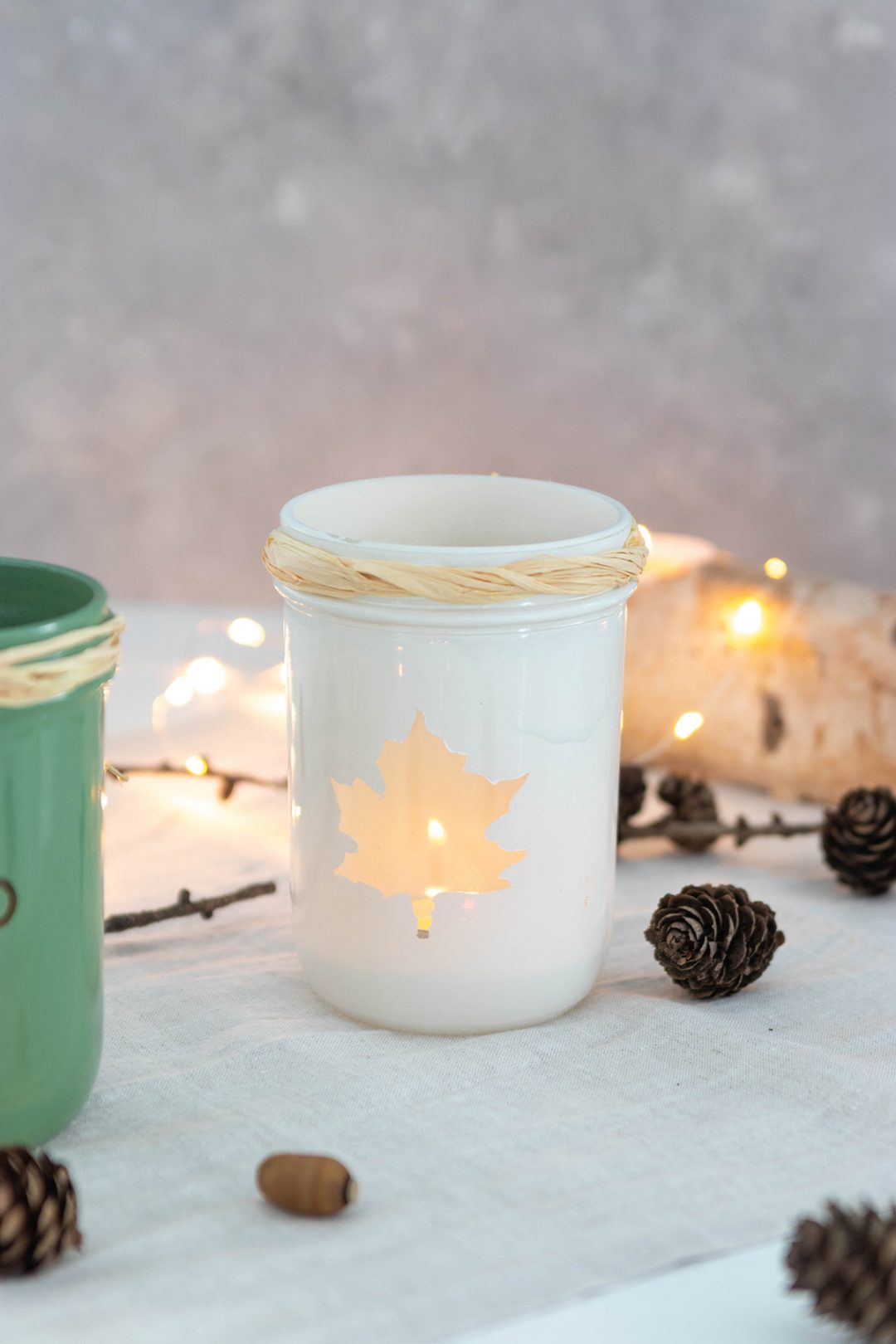 DIY: Herbstliche Windlichter aus leeren Gläsern basteln