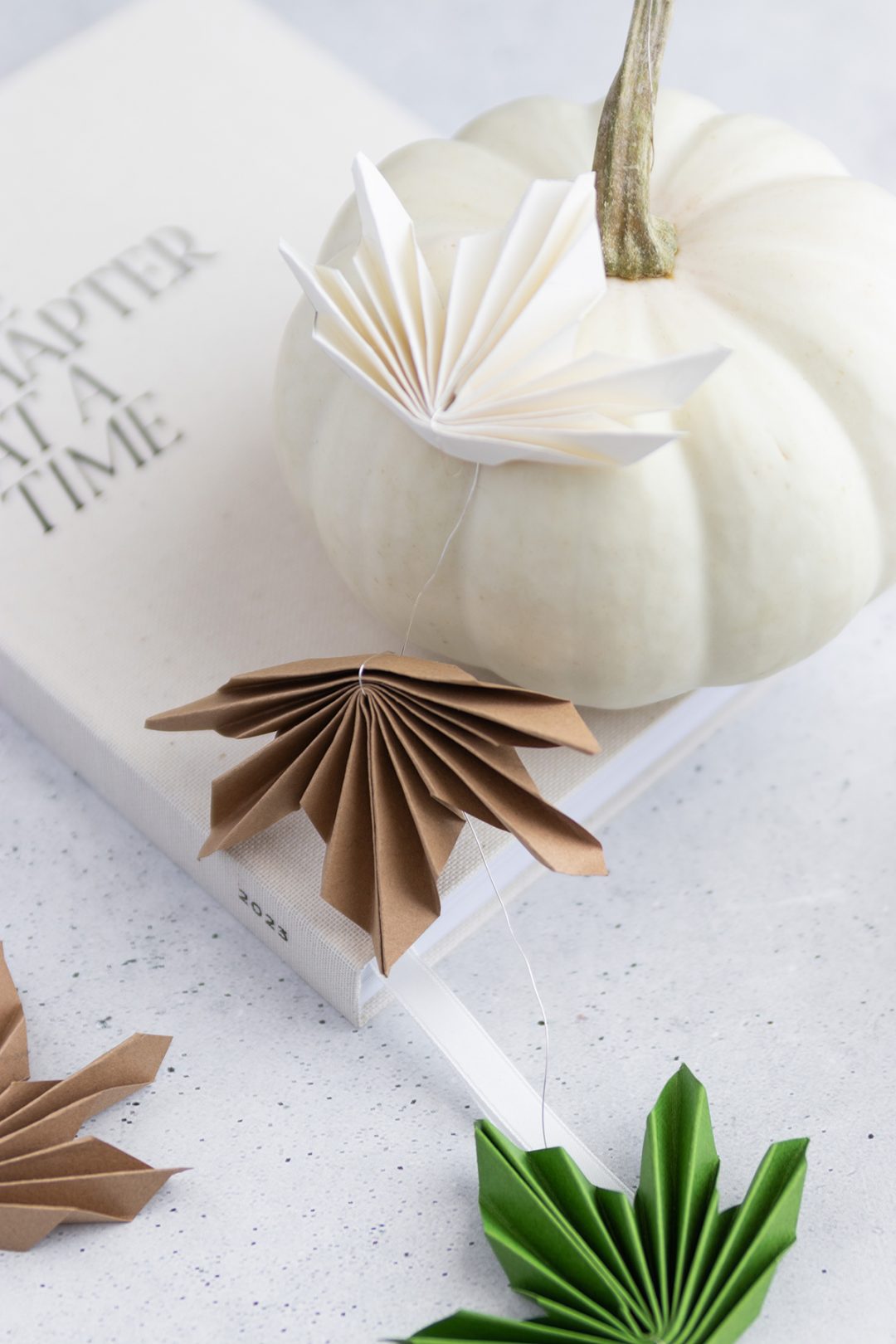 DIY: Herbstblätter aus Papier falten + Vorlage