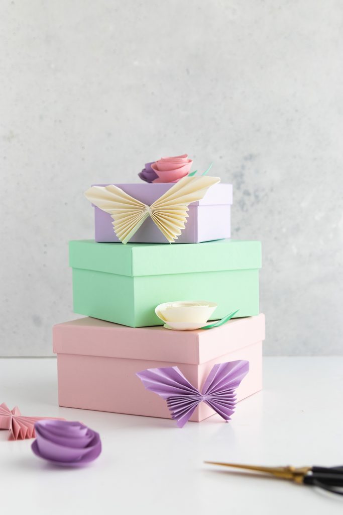DIY Pastellige Schmetterlinge und Blumen aus Papier basteln