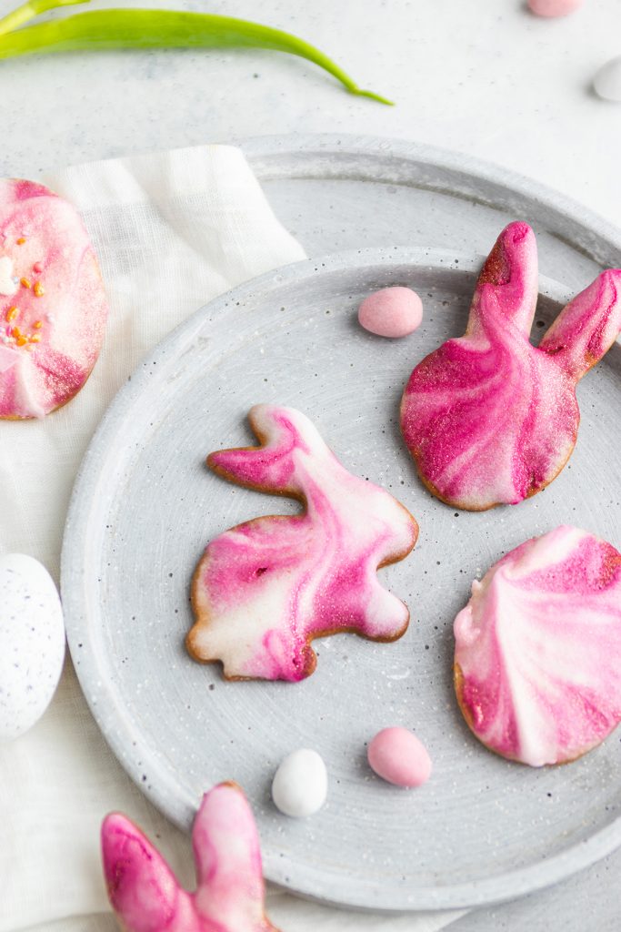 Marmorierte Osterkekse backen – einfach & lecker!
