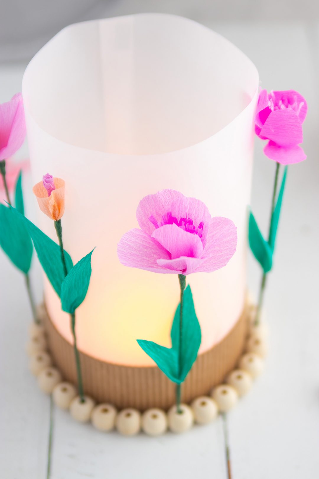 DIY Windlicht basteln und mit Krepppapierblumen verzieren