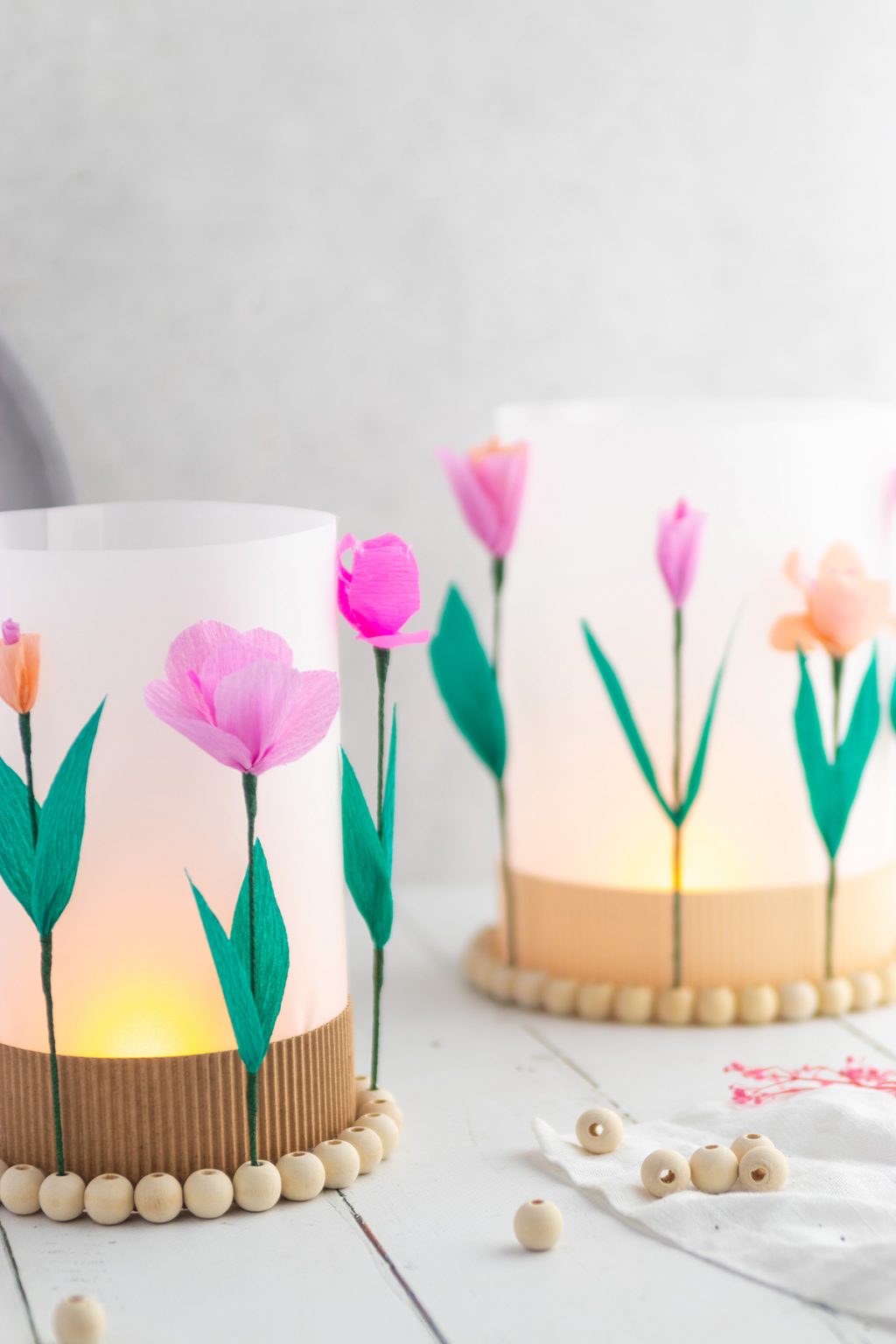 DIY Windlicht basteln und mit Krepppapierblumen verzieren