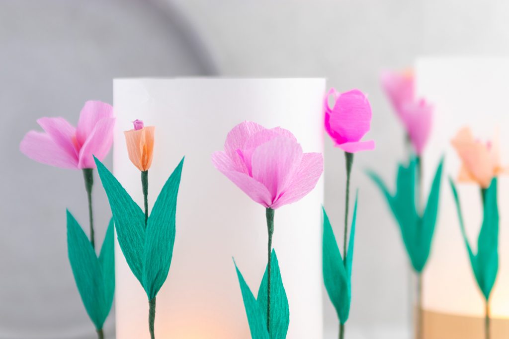 DIY Windlicht basteln und mit Krepppapierblumen verzieren