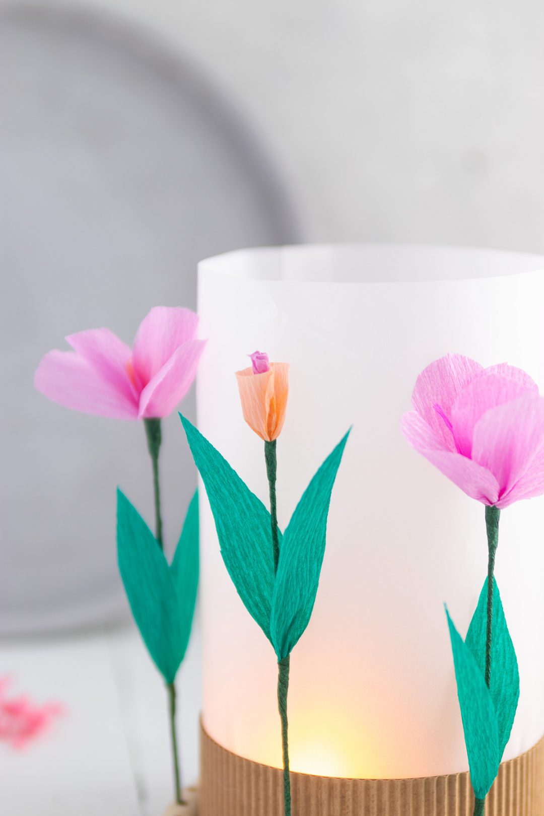 DIY Windlicht basteln und mit Krepppapierblumen verzieren