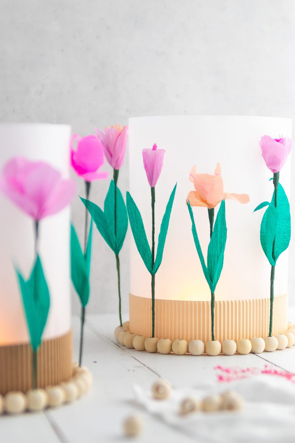 DIY Windlicht basteln und mit Krepppapierblumen verzieren