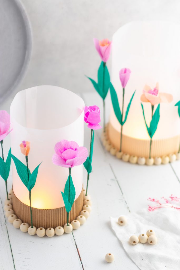 DIY Windlicht basteln und mit Krepppapierblumen verzieren