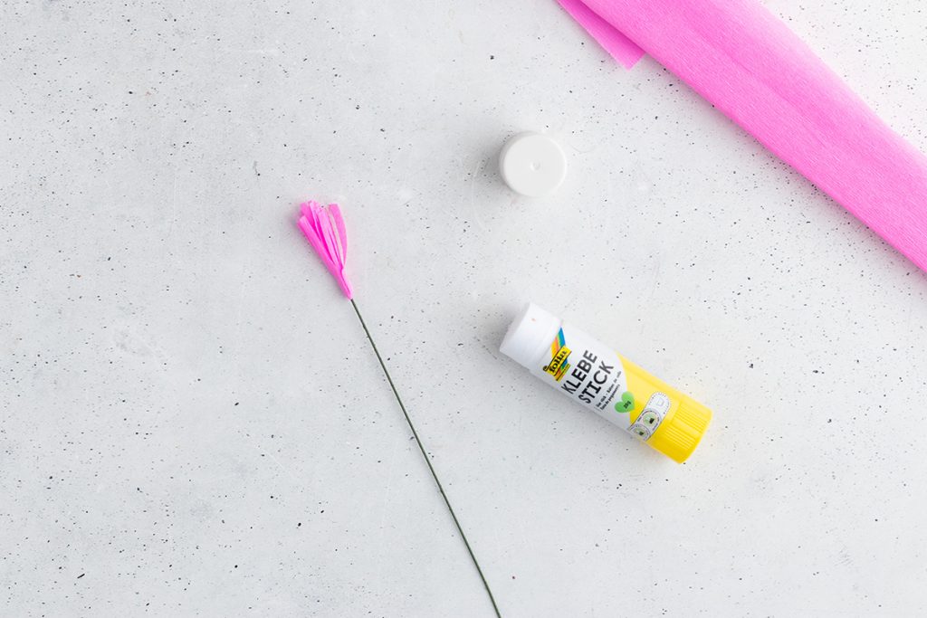 DIY Windlicht basteln und mit Krepppapierblumen verzieren