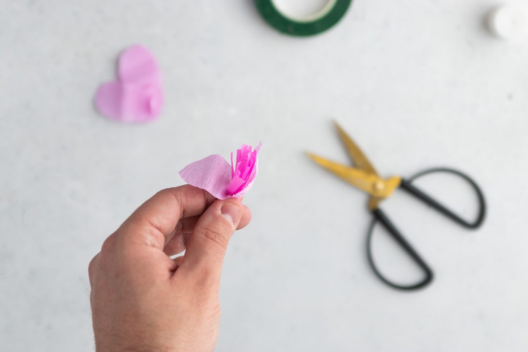 DIY Windlicht basteln und mit Krepppapierblumen verzieren