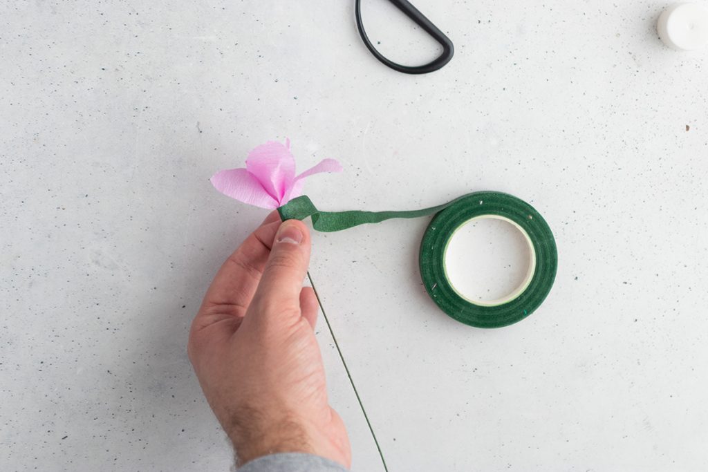 DIY Windlicht basteln und mit Krepppapierblumen verzieren