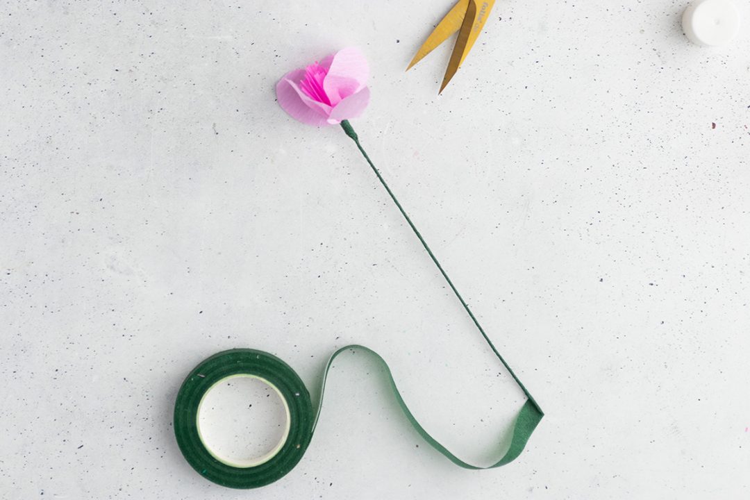 DIY Windlicht basteln und mit Krepppapierblumen verzieren