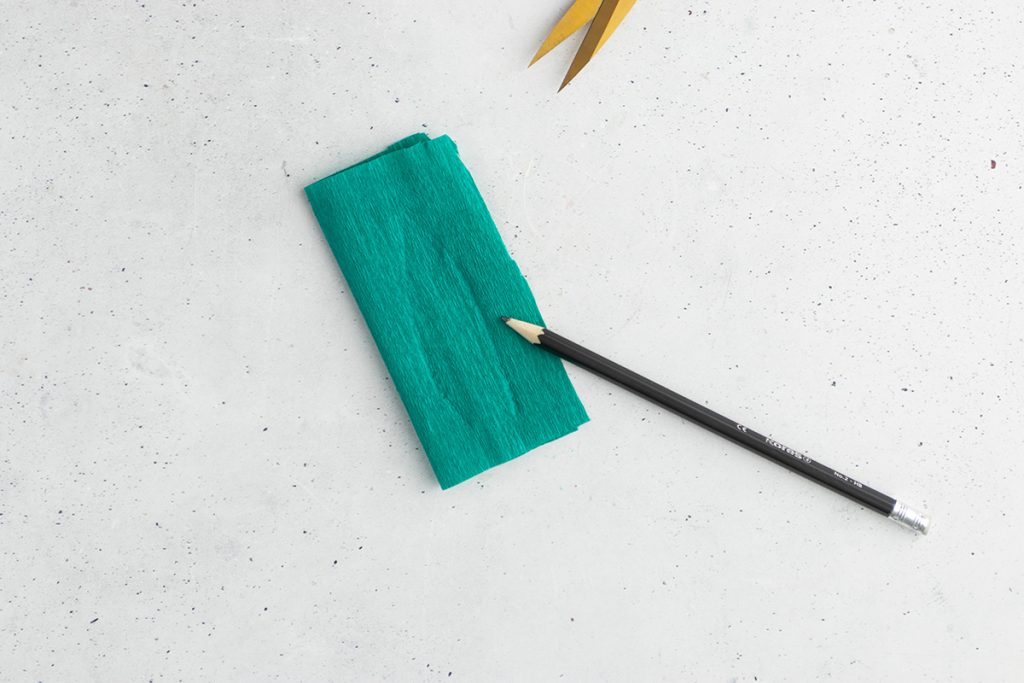 DIY Windlicht basteln und mit Krepppapierblumen verzieren