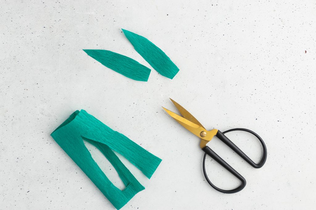 DIY Windlicht basteln und mit Krepppapierblumen verzieren