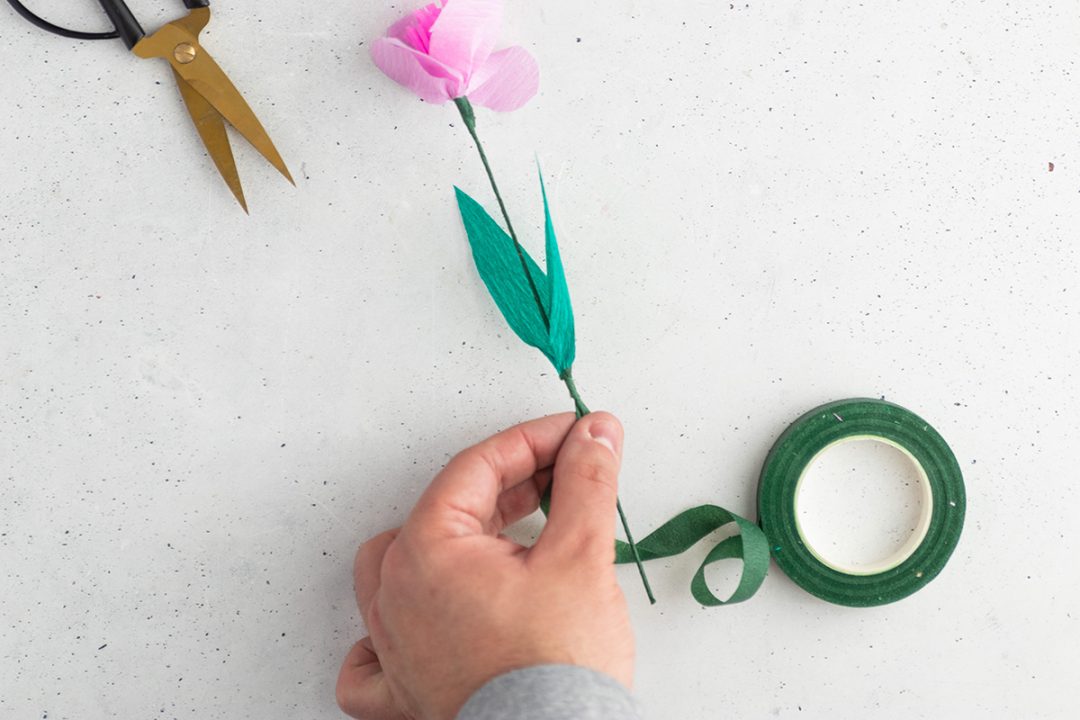 DIY Windlicht basteln und mit Krepppapierblumen verzieren