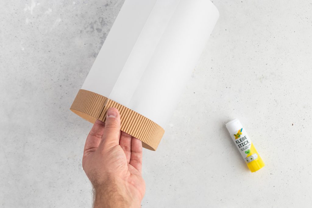 DIY Windlicht basteln und mit Krepppapierblumen verzieren