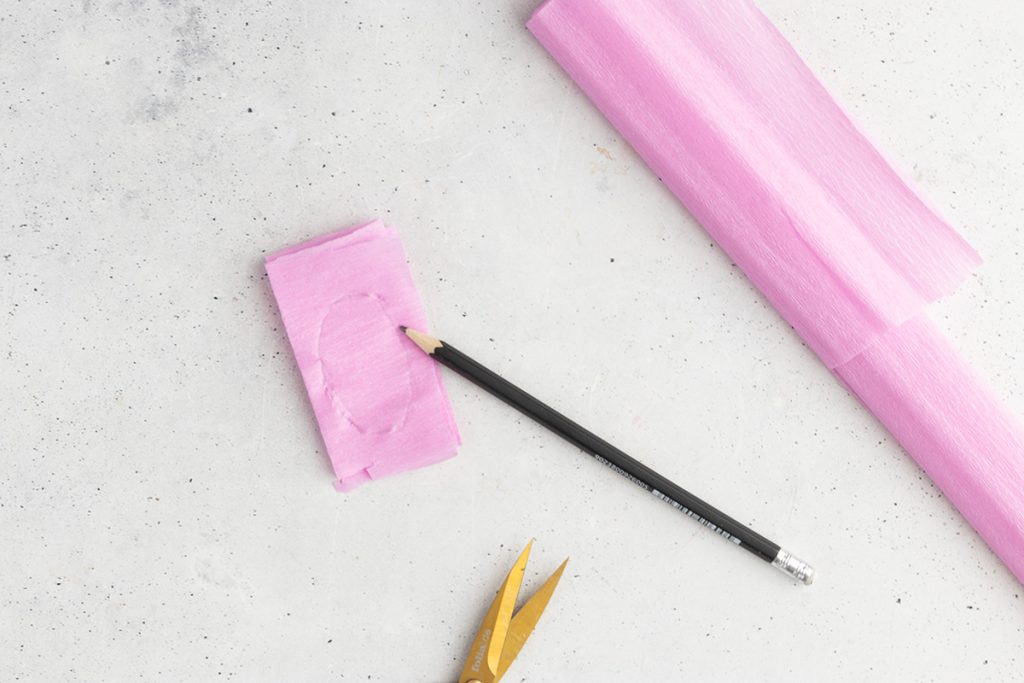 DIY Windlicht basteln und mit Krepppapierblumen verzieren