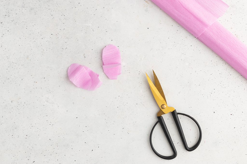 DIY Windlicht basteln und mit Krepppapierblumen verzieren