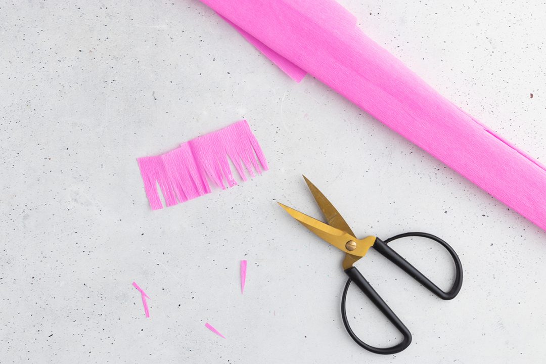 DIY Windlicht basteln und mit Krepppapierblumen verzieren