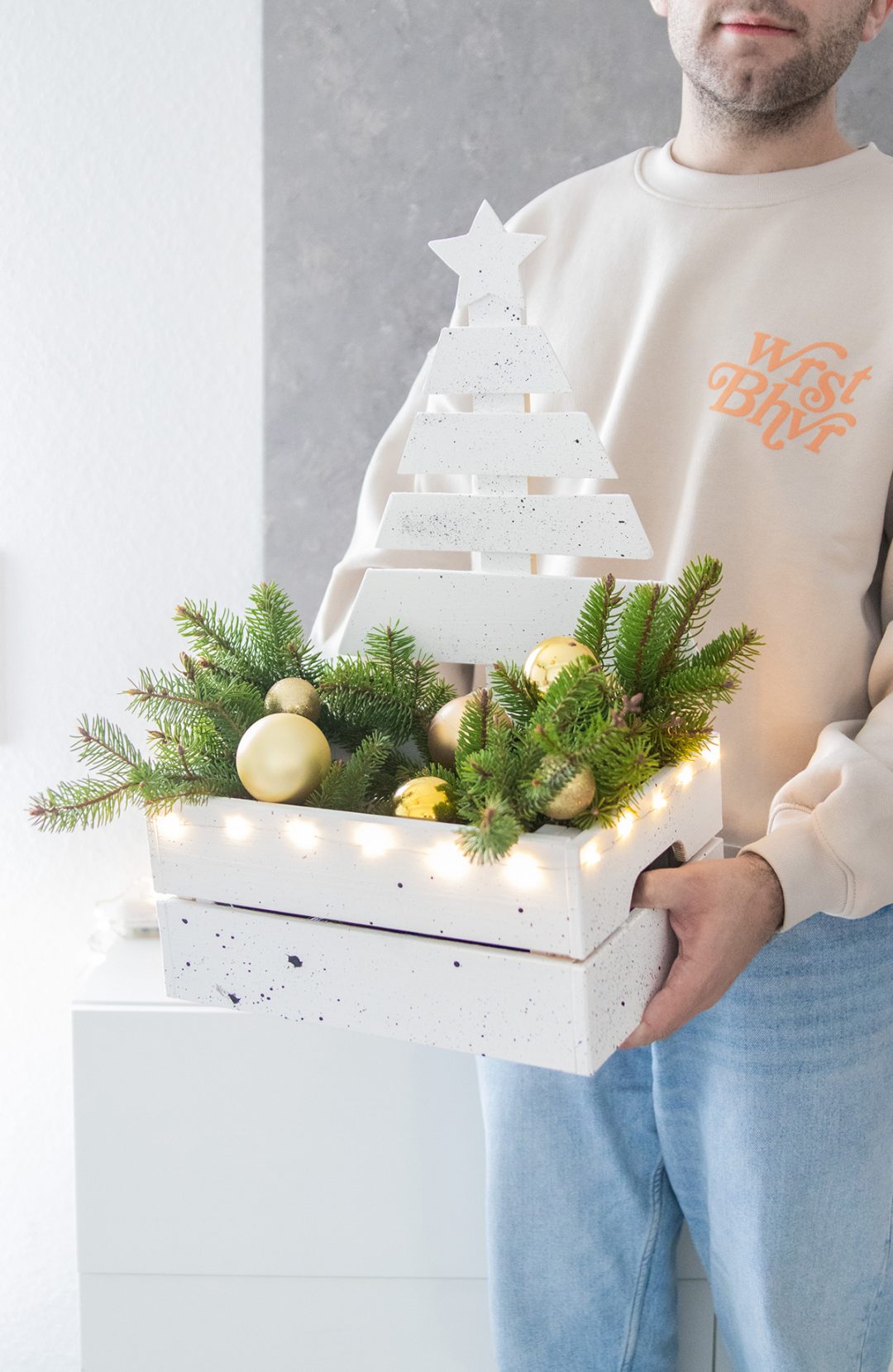 DIY Weihnachtsdeko: Tannenbaum aus Holz basteln