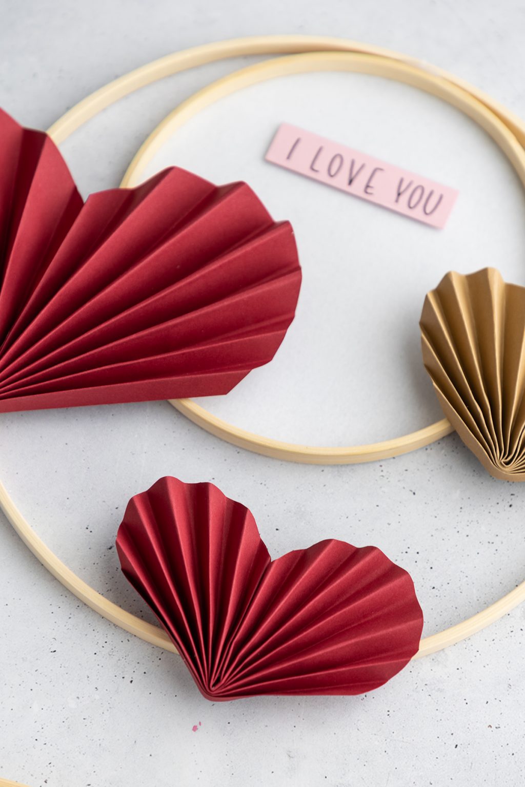 DIY Valentinstag-Deko: Romantische Herzkunst aus Papier