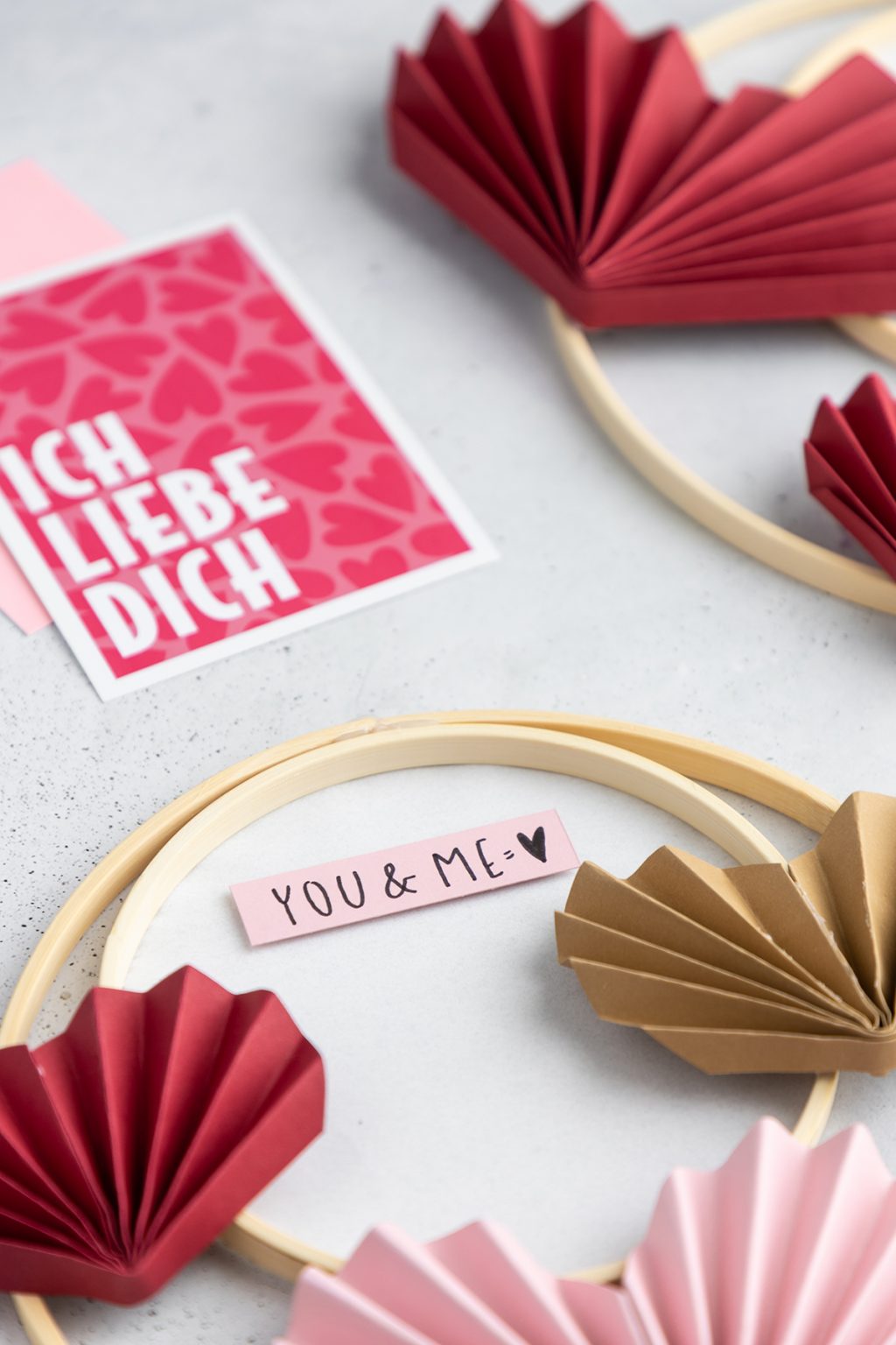 DIY Valentinstag-Deko: Romantische Herzkunst aus Papier