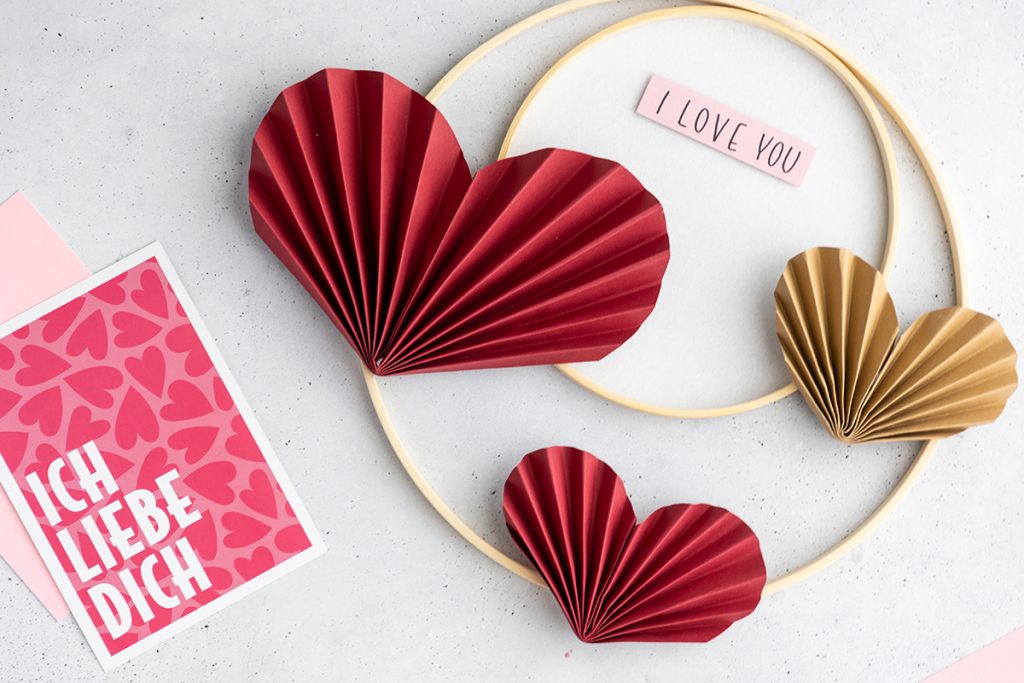 DIY Valentinstag-Deko: Romantische Herzkunst aus Papier